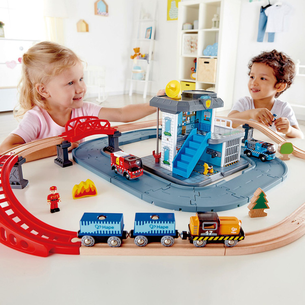 Железная дорога детская "Аварийная служба" Hape, 53 элемента (механический поезд, свет, звук ...