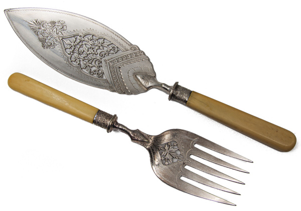 Сервировочная пара (вилка и лопатка), 1870-е годы, Англия; мельхиор, серебрение, кость купить на ...