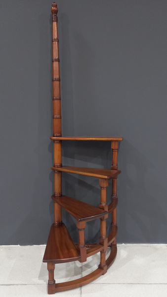 Лестница спираль из массива красного дерева 470×470×1600 мм, коричневый ...