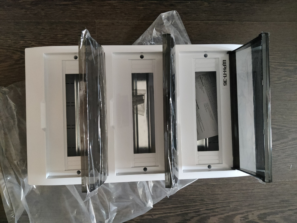 Щит распределительный навесной ЭРА ЩРН-П-04 SIMPLE пластиковый на 4 модуля / Щиток квартирный с ...